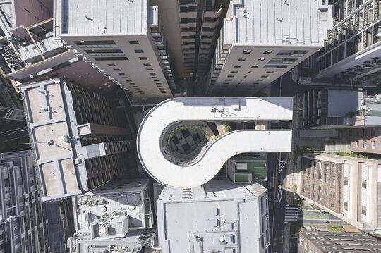 Se blottir entre les tours : immeuble mixte par Hiroyuki Ito à Tokyo